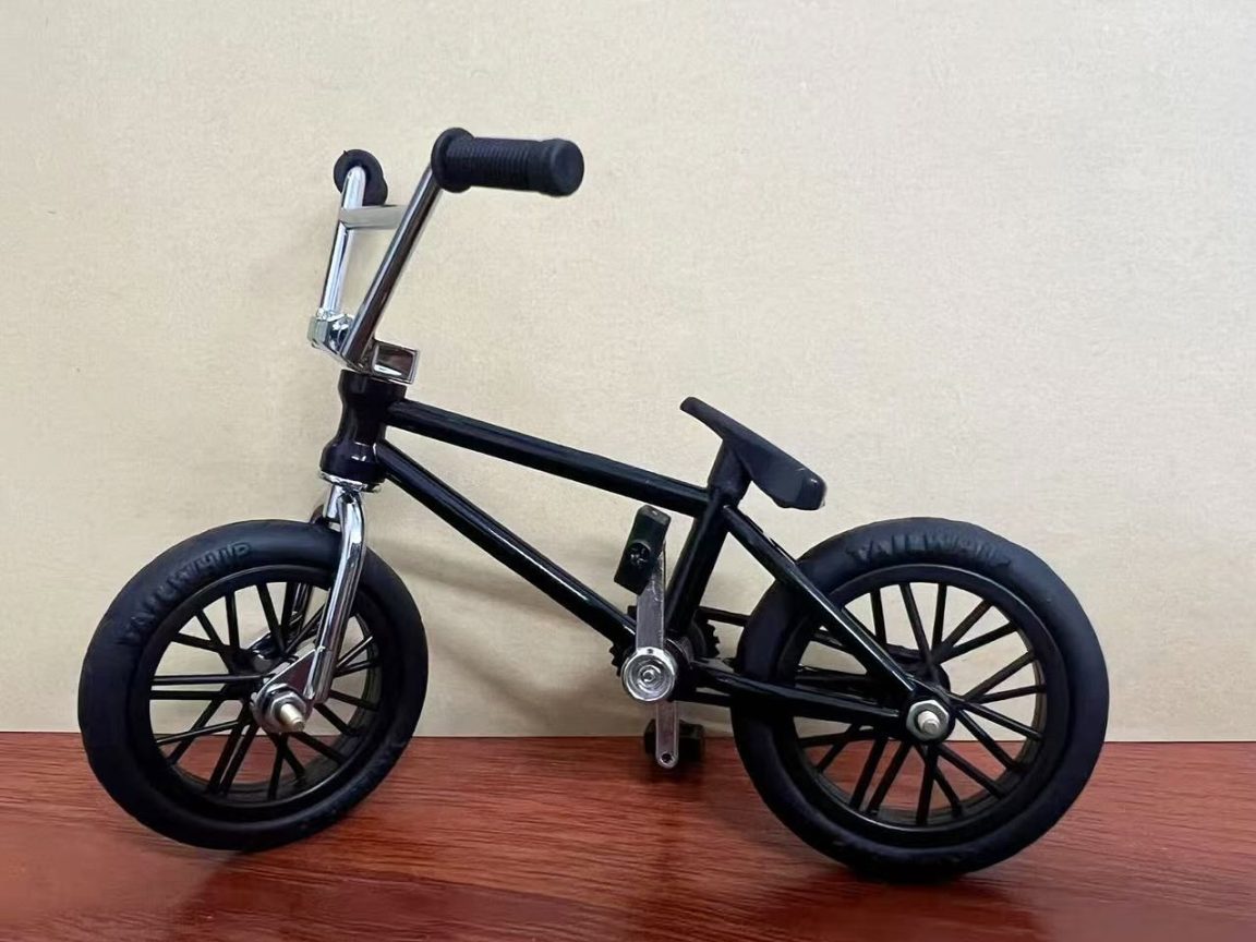 The Tail Whip BMX Finger Bike Is The Best One Yet!